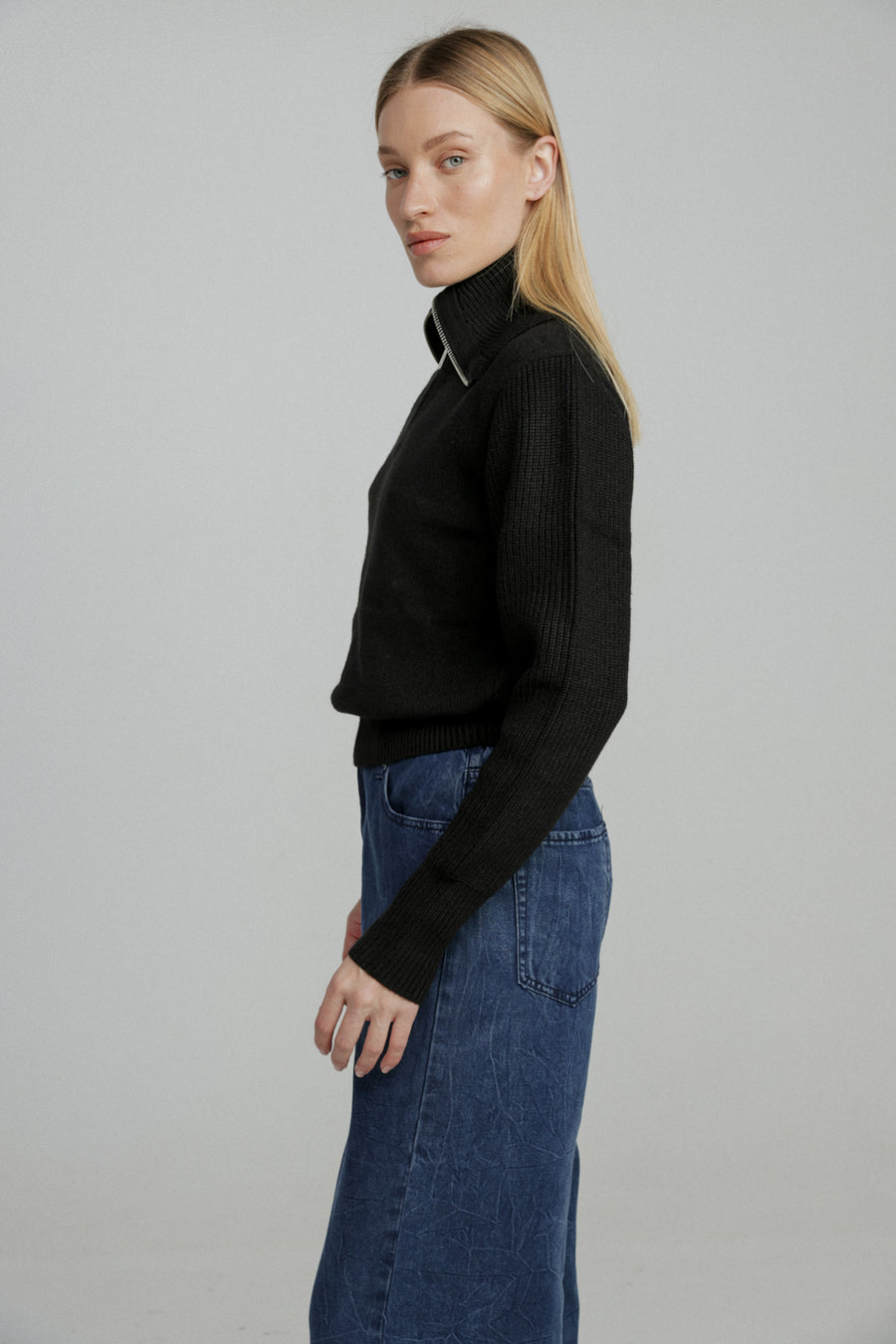 Hugging Black Sweater – SEESTARZ