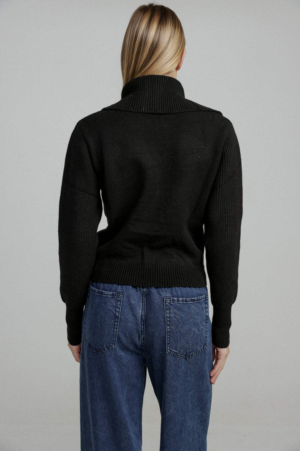 Hugging Black Sweater – SEESTARZ